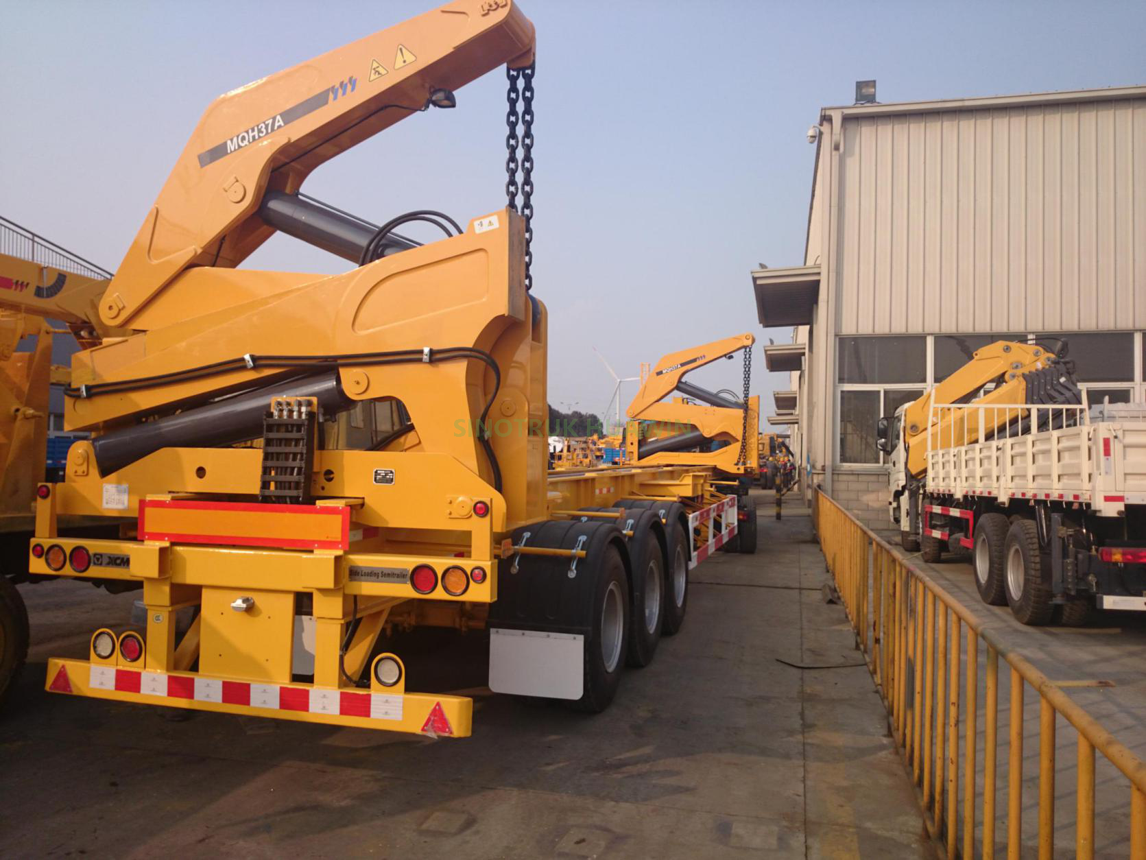 SINOTRUK Self Loading Crane Semi Trailer - Buy SINOTRUK Self Loading ...
